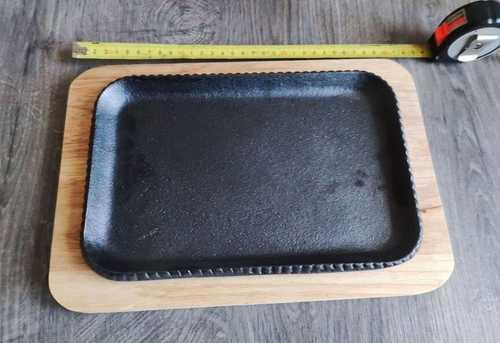 Сковородка на деревянной доске