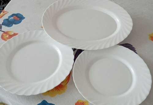 Набор тарелок для сервировки разные