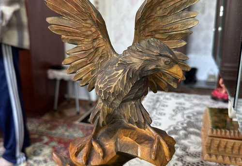 Деревянная статуэтка орел и лис