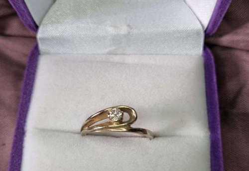 Золотое кольцо с бриллиантом 16.5