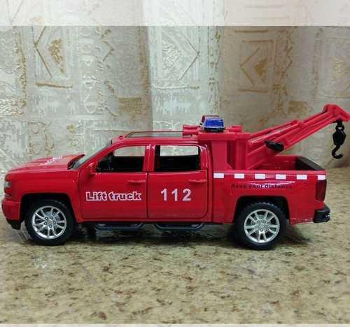 Chevrolet Silverado Lift Truck модель 1:32 металл