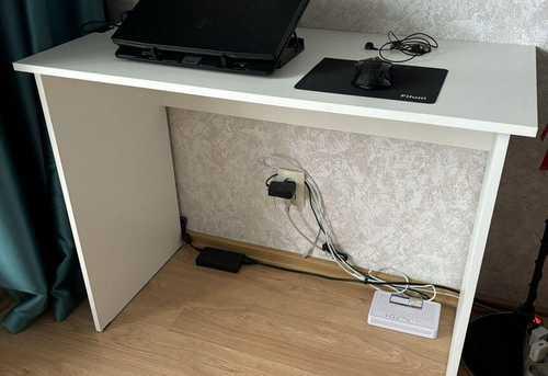 Стол компьютерный белый