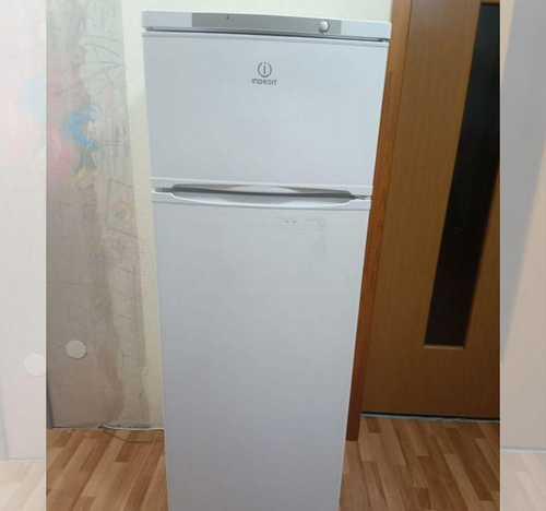 Холодильник indesit