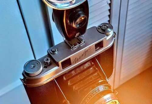 Фотокамера Искра 1963 год на штативе светильник