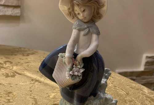 Lladro Статуэтка. Девочка с цветами