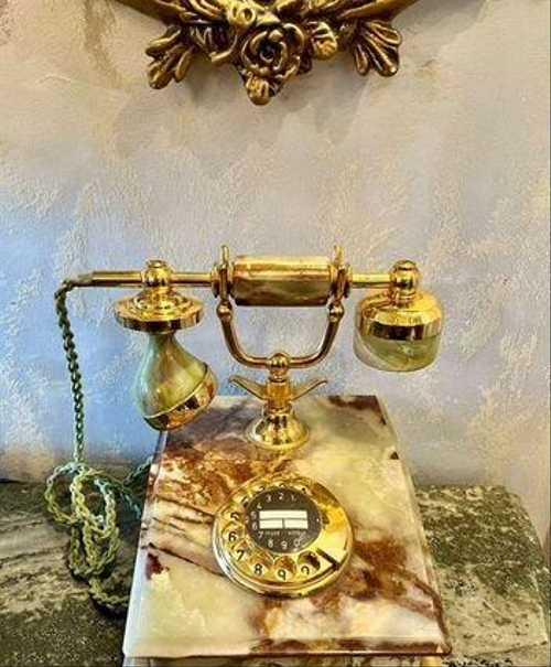 Старинный, итальянский телефон из оникса