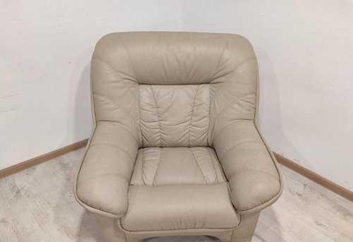 Кресло офисное мягкое (кож.зам) б/у 02012