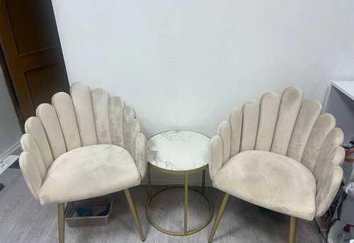Столик и стулья