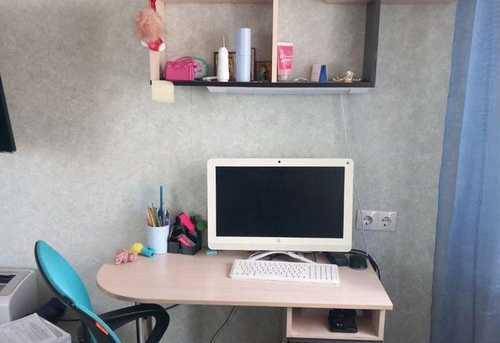 Компьютерный стол, стул и полка