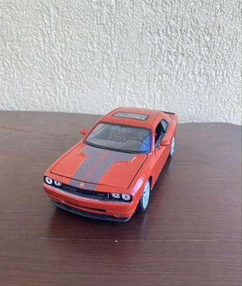 Коллекционная модель Dodge Challenger 1/24