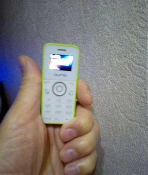 Микро телефон Qumo push mini 4 GB