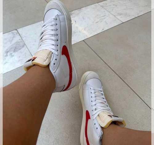 Kpoccoвки Nike Blazer Mid 77 Red Swoosh