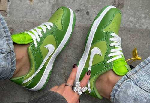 Кроссовки женские зеленые Nike