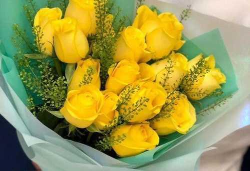 Букет желтых роз 15 роз в оформлении