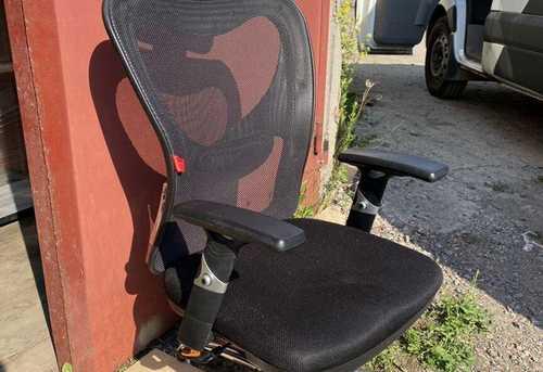 Компьютерное кресло с подголовником