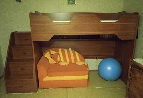 Детская кровать-чердак с лестницей-шкафчиком