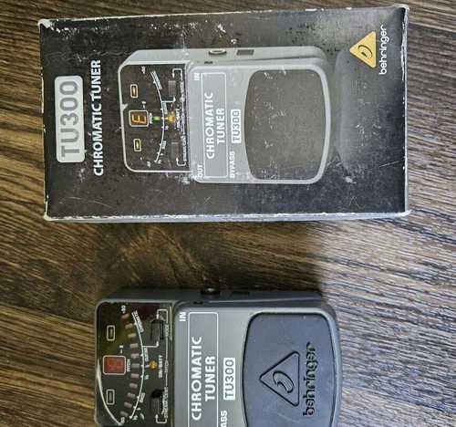 Педаль тюнер Behringer chromatic tuner tu300