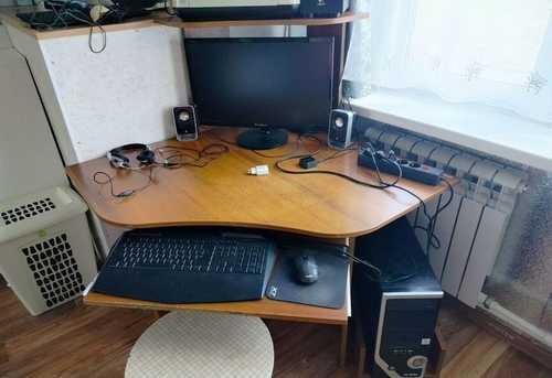 Компьютерный стол. Компьютер полностью в сборе