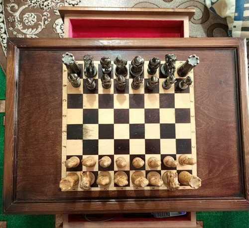 Шахматный столик деревянный с набором шахмат