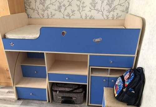 Детская кровать чердак со столом и шкафчиками