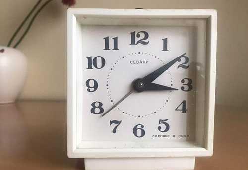 Часы-будильник Севани,СССР,на ходу