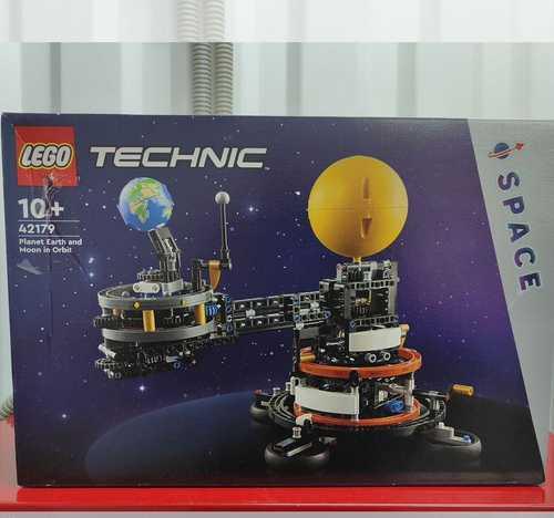 Lego technic 42179 планета земля и луна на орбите