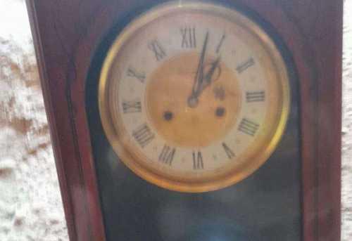 Старинные настенные часы с боем и маятником