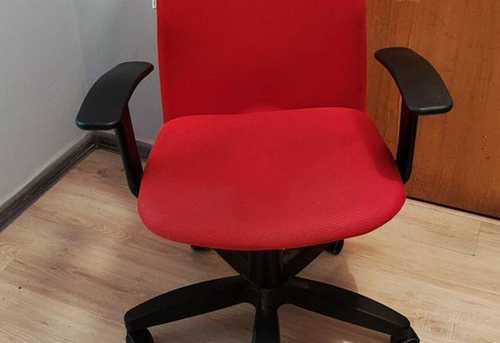 Красное сетчатое компьютерное кресло