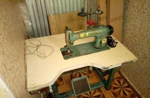 Швейная машина 22класс со столом и мотором 220 V