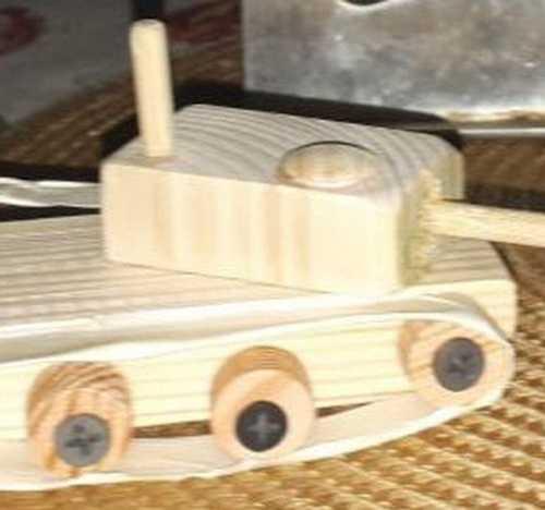 Игрушечный деревянный танк
