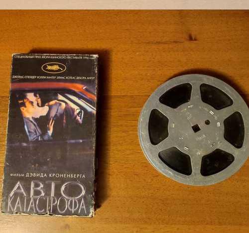 Видеокассета VHS и плёнка с фильмом