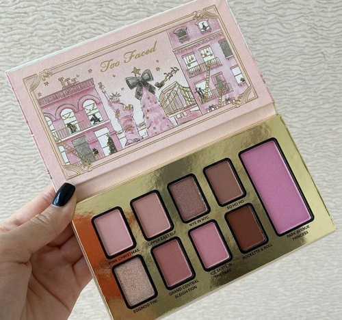 Палетка теней Too Faced Christmas in New York