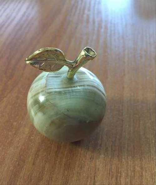 Яблоко сувенирное из натурального камня оникса