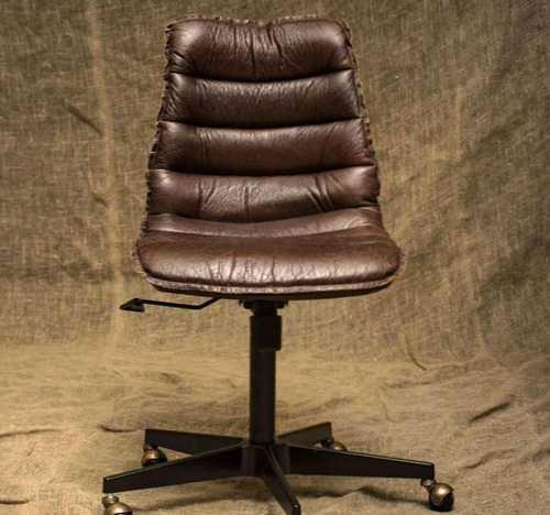 Кожаное кресло в офис