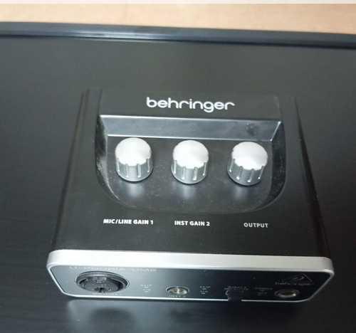 Звуковая карта behringer um2