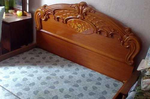 Кровать деревянная резная
