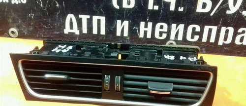 Дефлектор воздушный центральный в торпедо Audi A4