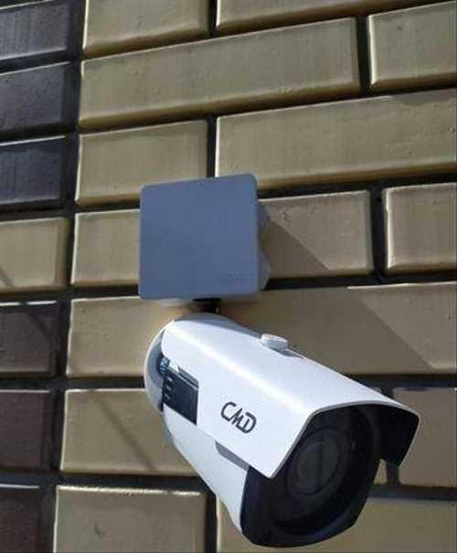 Камера видеонаблюдения на столбе с установкой