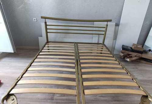 Кровать двуспальная с металлическими каркасом