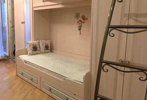 Двойная кровать детская с антресолью и шкафом