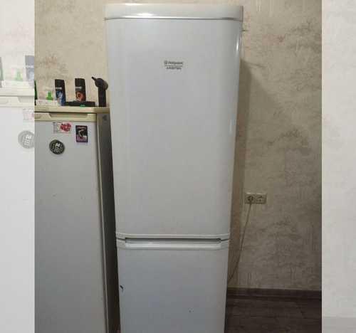 Холодильник Hotpoint Ariston