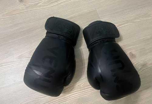 Боксерские перчатки 10 oz Venum