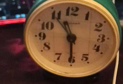 Часы будильник СССР янтарь 4 камня