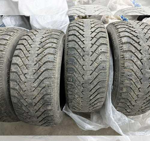 Goodyear UltraGrip 500 235/55 R17 99T