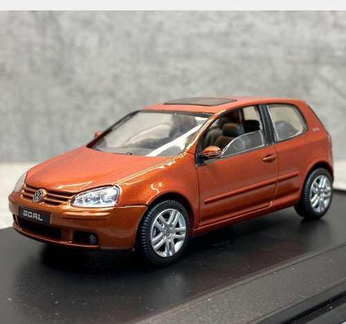 Коллекционная модель Volkswagen Golf V 2003 1:43