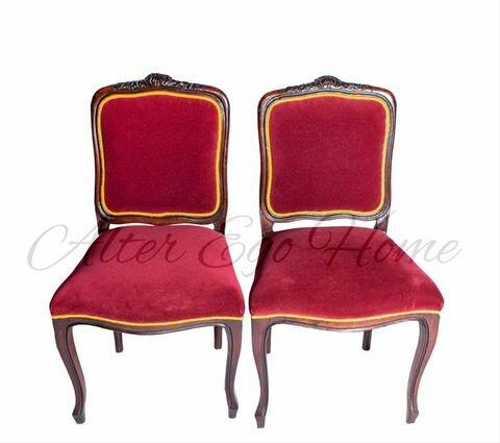Пара старинных невысоких стульев с красной обивкой