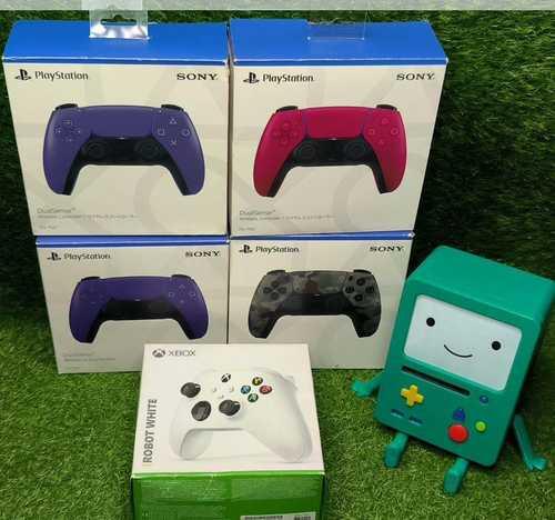 Коробки от геймпадов DualSense и Xbox Series