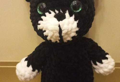 Вязаный чёрный котенок