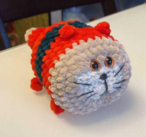 Игрушка новогодний кот вязаный