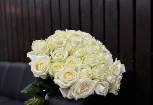 Белые розы 57 штук